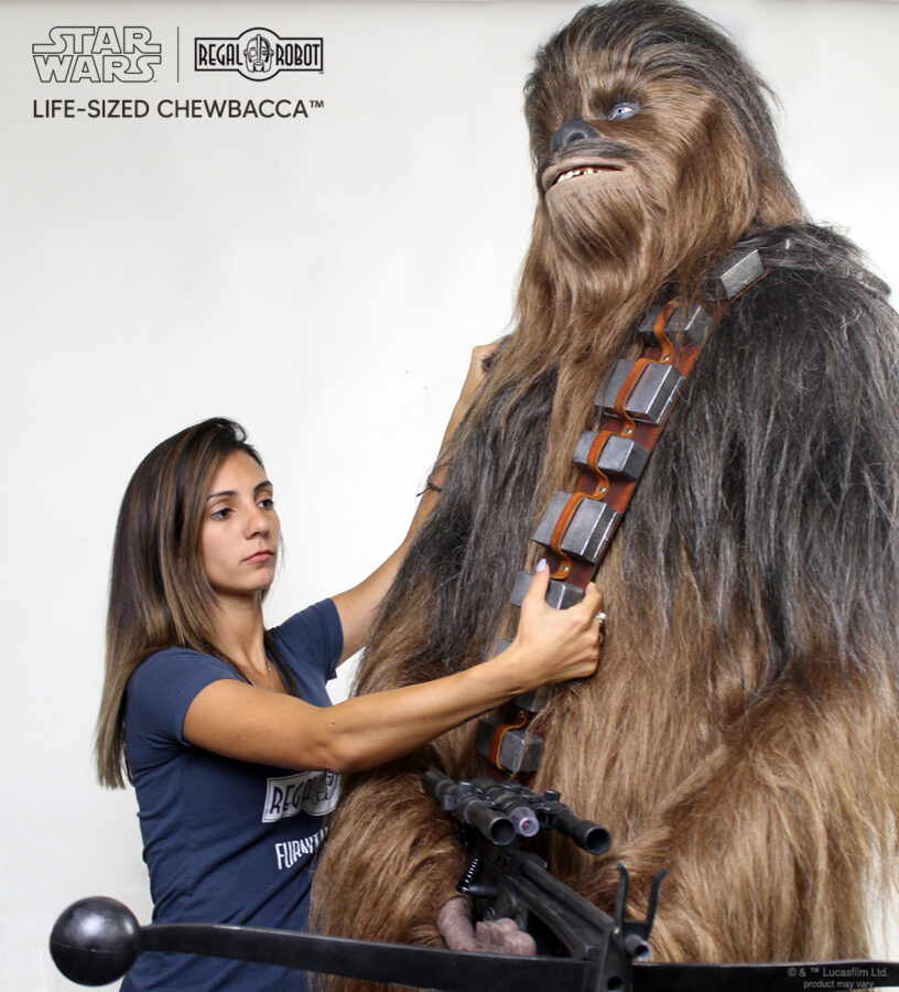 Custom 1:1 Chewbacca™ Statue with Bowcaster - Regal Robot